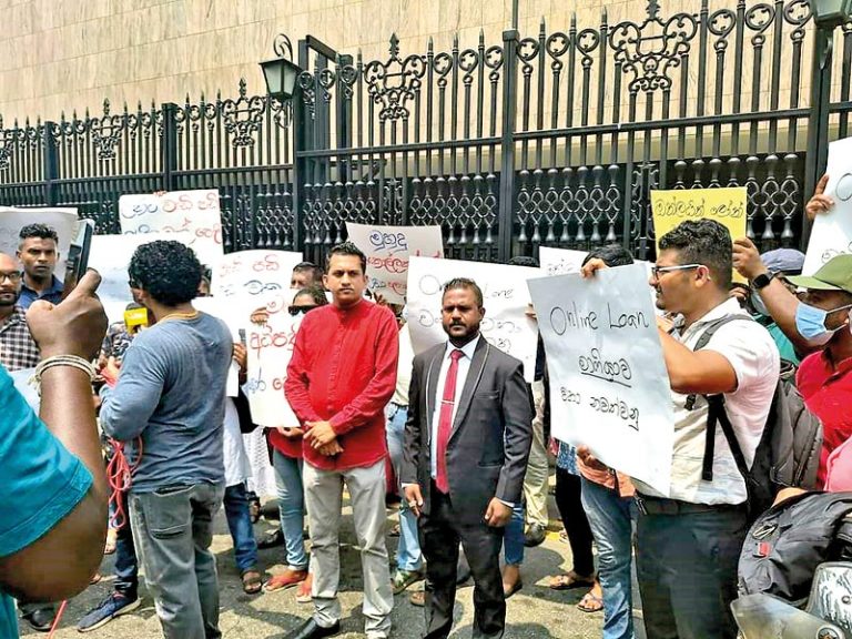 Civil Rights Activists Protest at CBSL for Fair Pay – Sri Lanka Consulatela